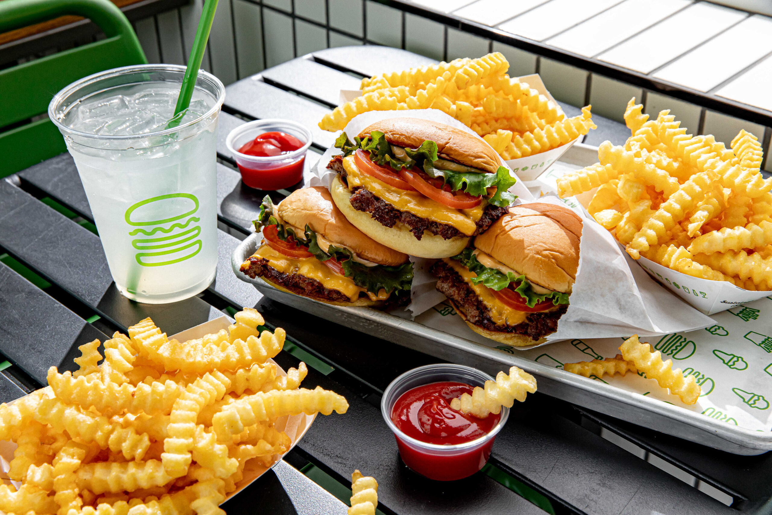 חוויה ניו-יורקית בלב קריית אונו: Shake Shack פותחת סניף חדש - חדשות אפס ...